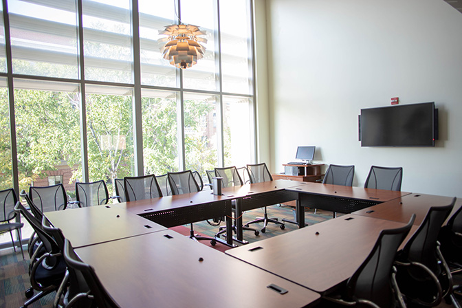 CUB 206 showing table, screen and chairs.